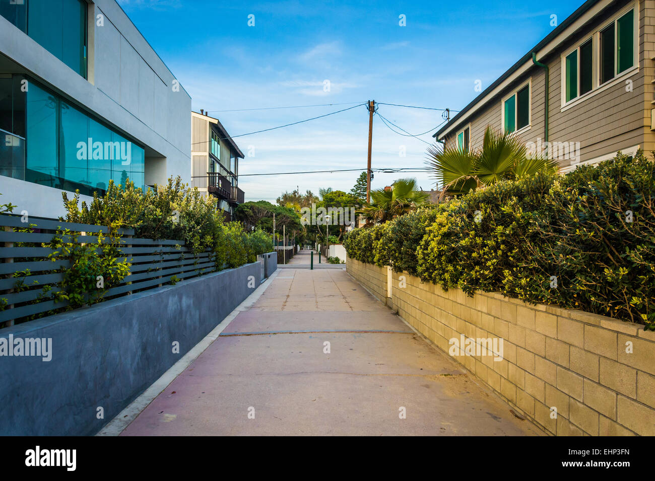 Walkway between houses in Venice Beach, Los Angeles, California Stock ...