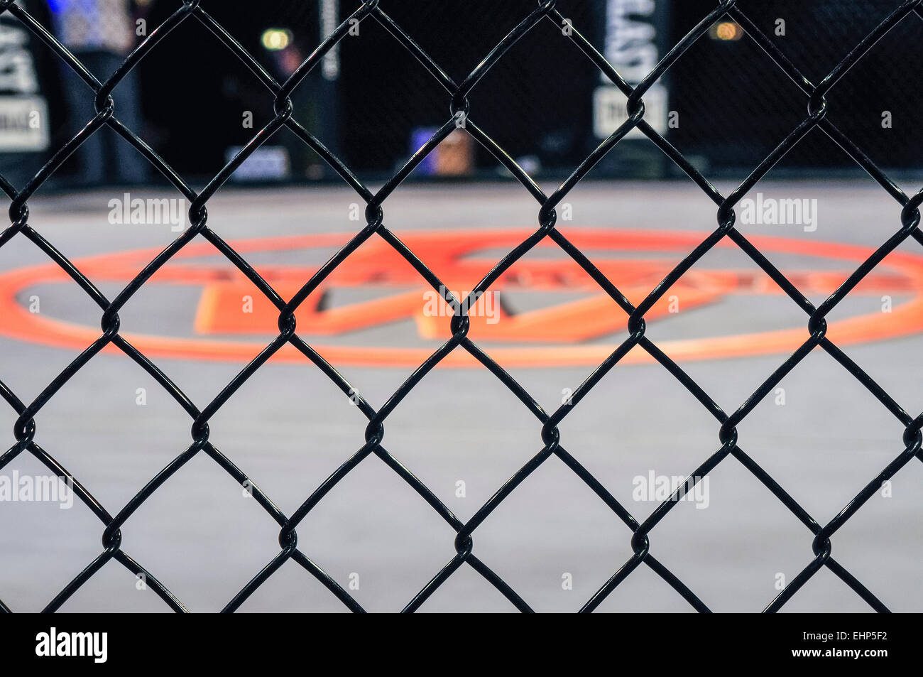 Mma cage hi-res stock photography and images - Alamy