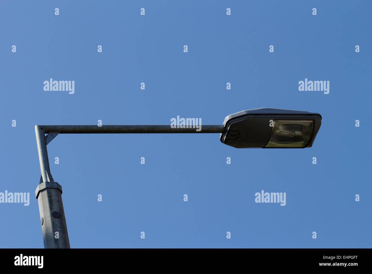 Under street lighting hi-res stock photography and images - Alamy