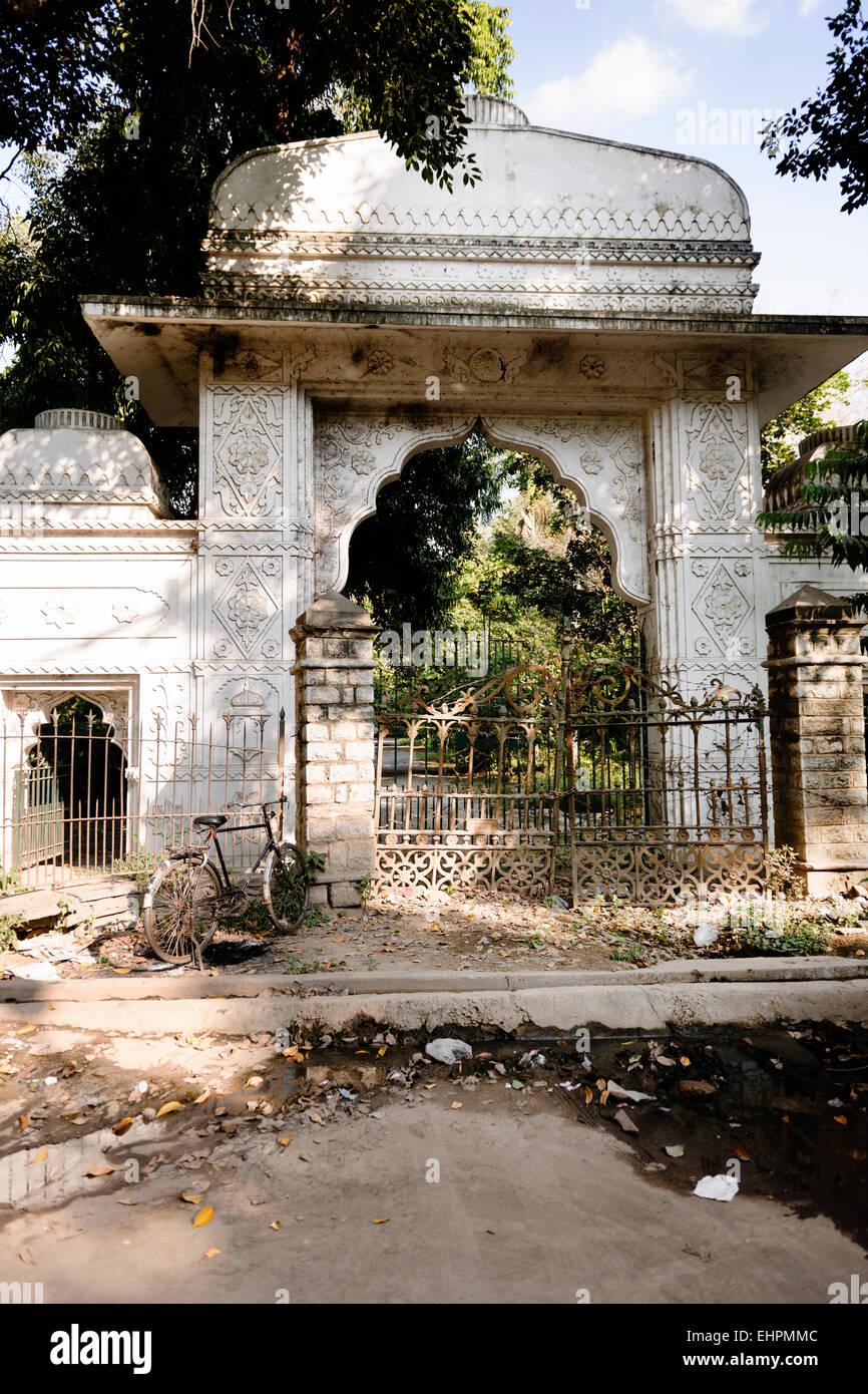 Crumbling garden gate hi-res stock photography and images - Alamy