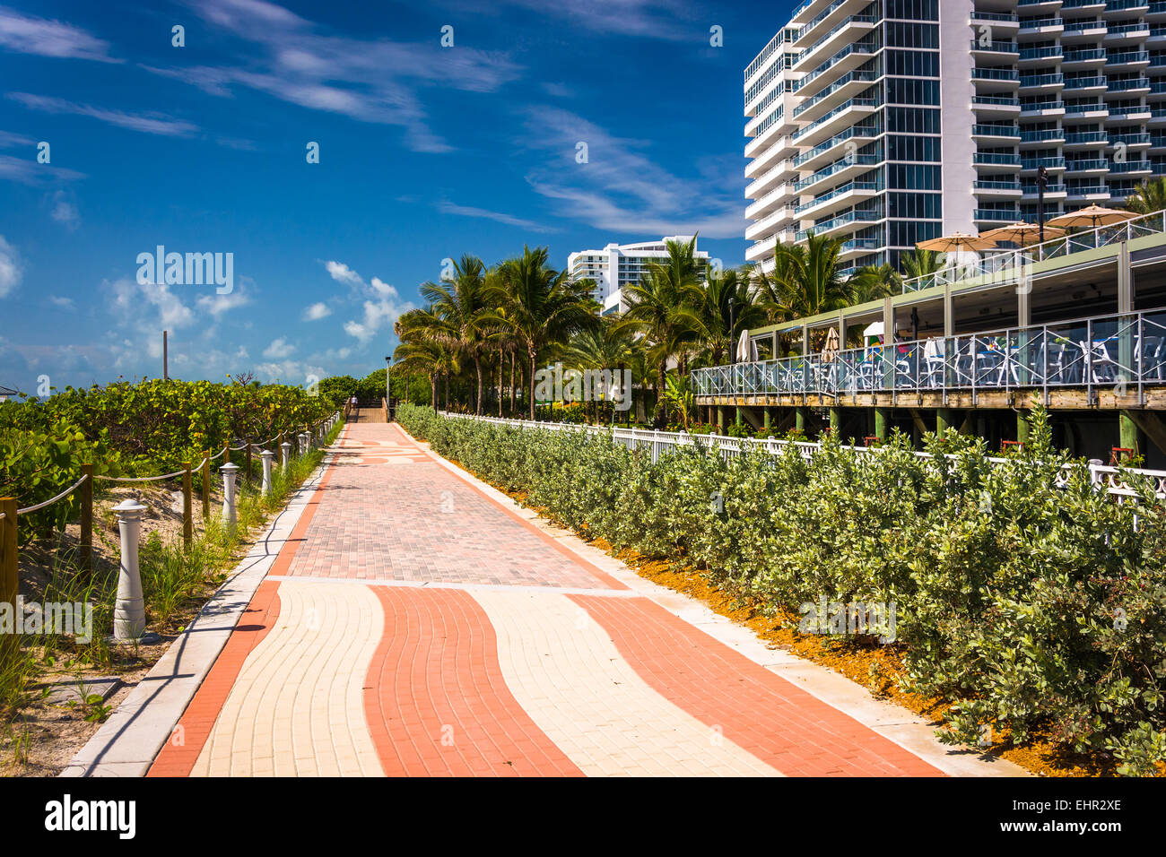 Walkway and buildings in Miami Beach, Florida Stock Photo - Alamy
