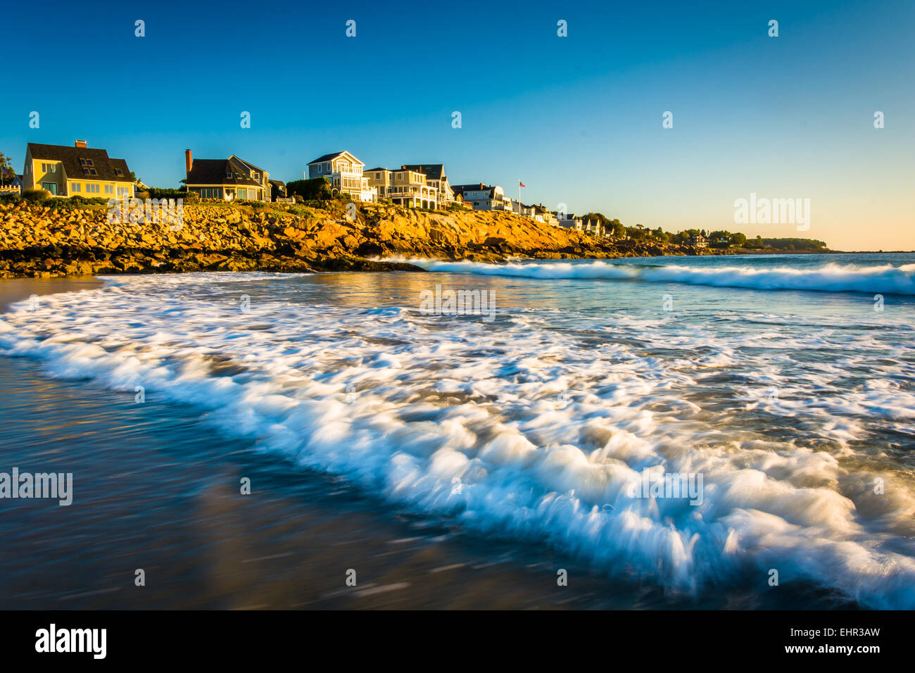 Waves in the Atlantic Ocean and houses on cliffs in York, Maine Stock ...
