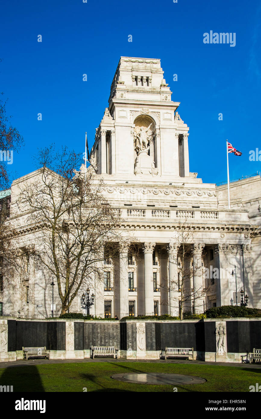 Ten trinity square four seasons hotel hi-res stock photography and ...