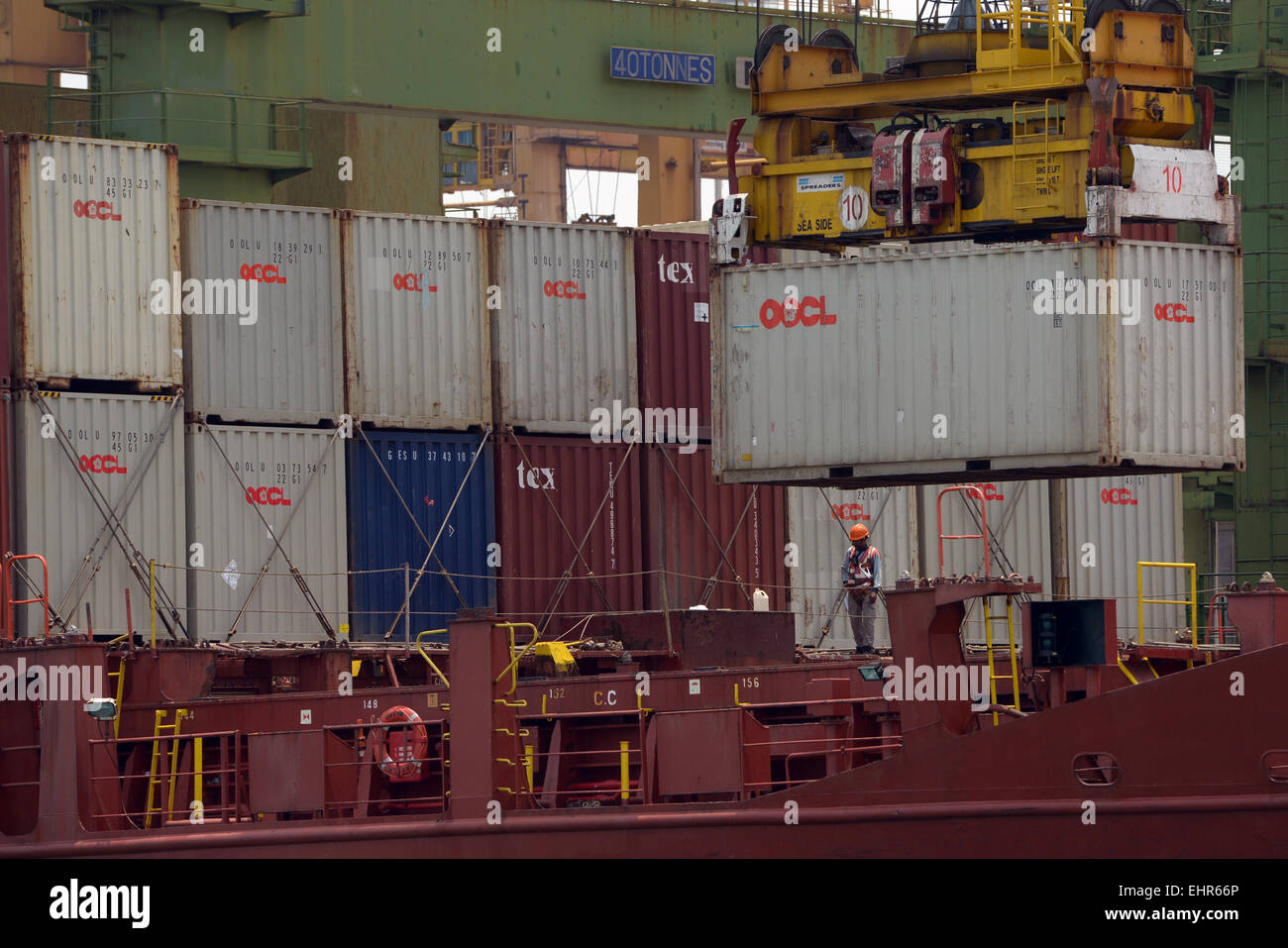 Container Ship Offloading Stock Photos & Container Ship Offloading ...