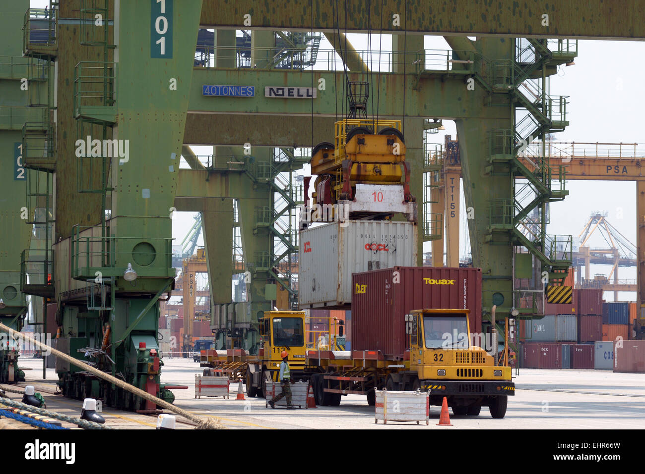 Container Ship Offloading Stock Photos & Container Ship Offloading ...