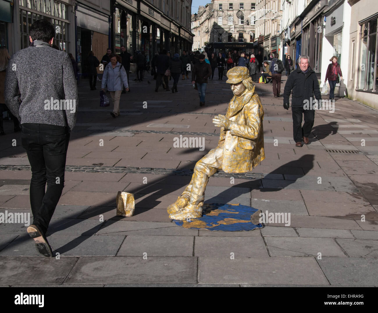 Living statue hi-res stock photography and images - Alamy