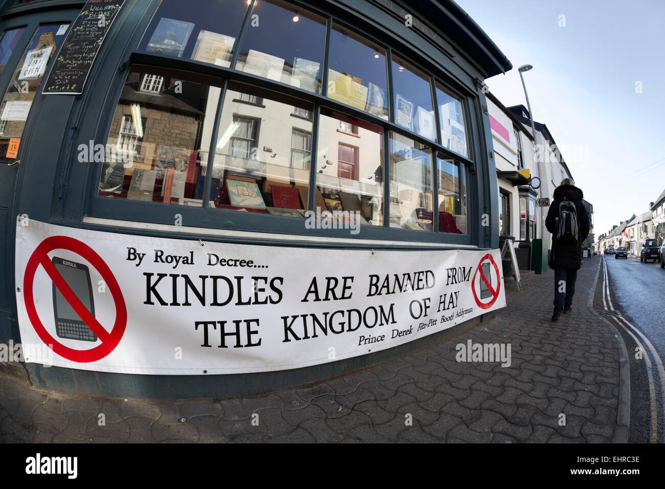 Kindles are banned sign on bookshop front on Castle Street, Hay-on-Wye ...