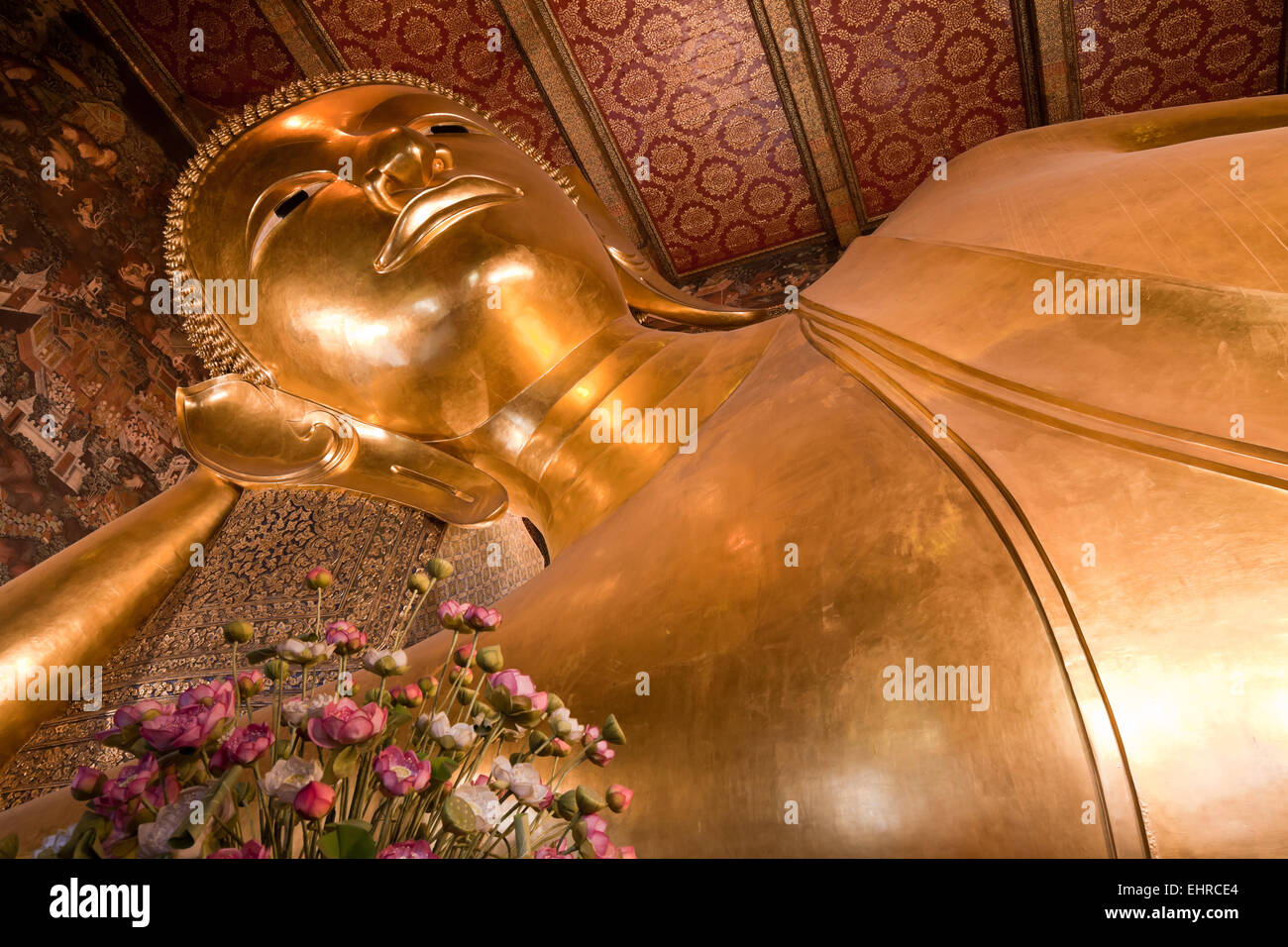 Golden reclining image buddha hi-res stock photography and images - Alamy