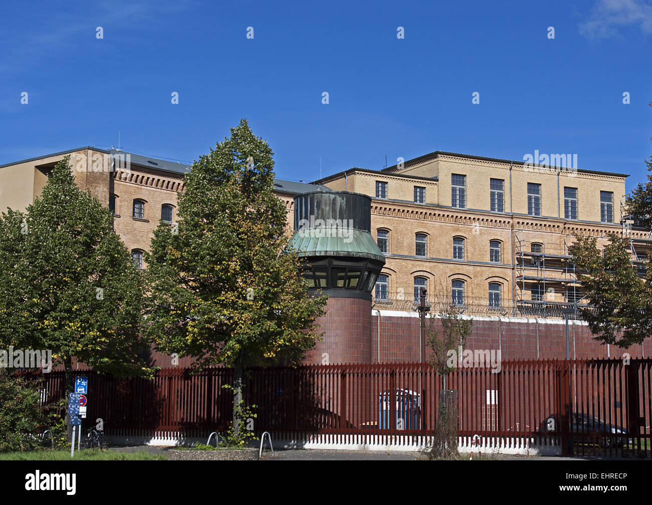 Metropolitan correctional center hi-res stock photography and images ...