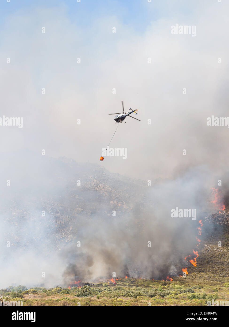 Helicopter aerial firefighting hi-res stock photography and images - Alamy