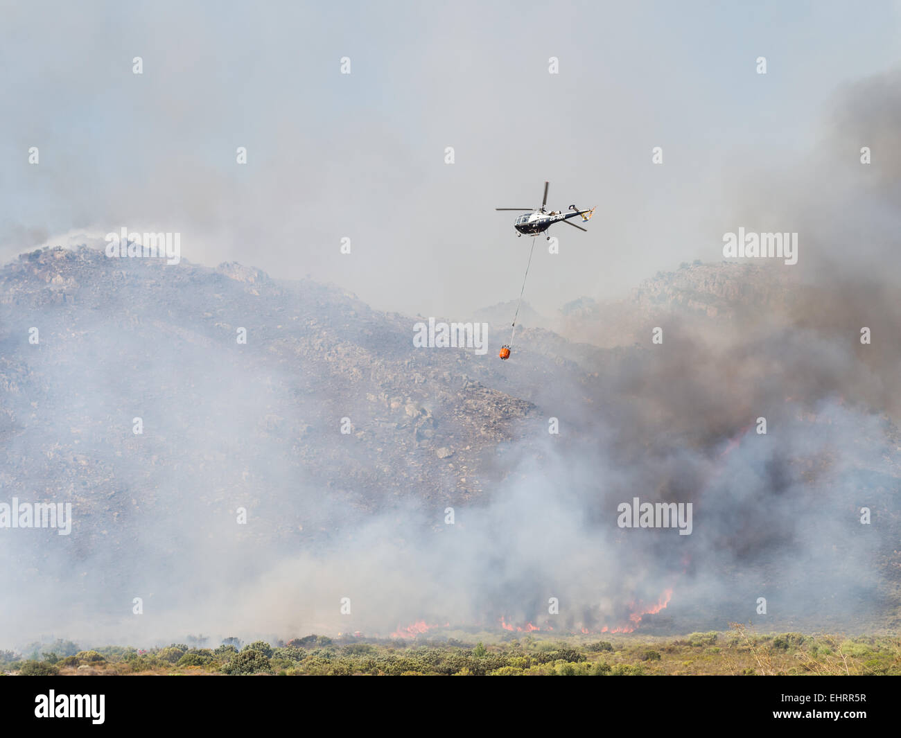 Helicopter aerial firefighting hi-res stock photography and images - Alamy
