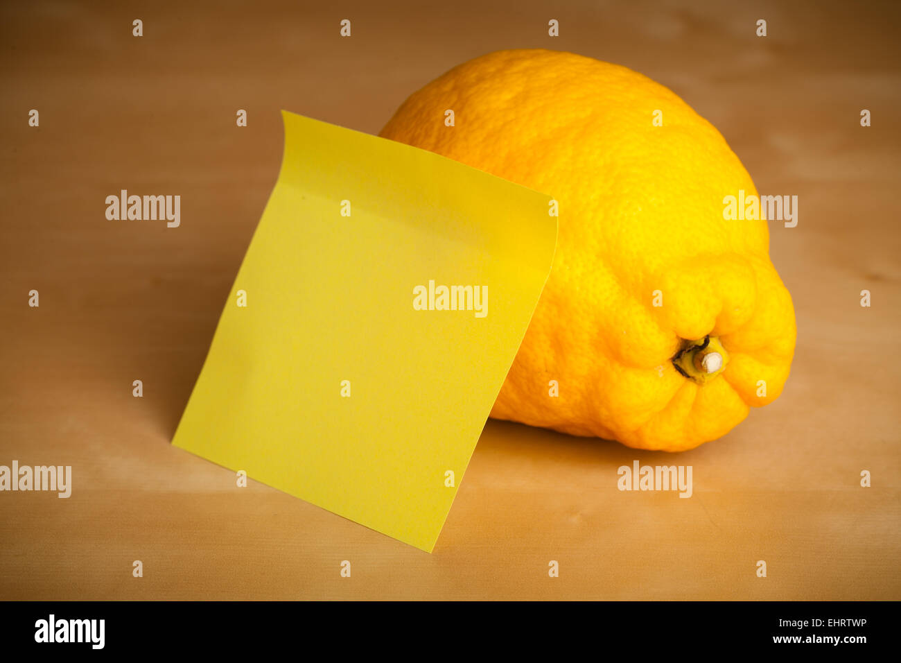 Empty post-it note sticked on lemon Stock Photo - Alamy