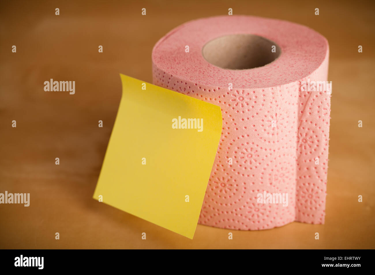 Empty post-it note sticked on toilet paper Stock Photo - Alamy