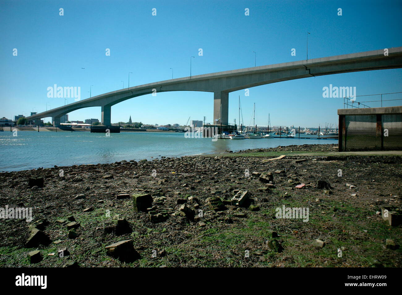 AJAXNETPHOTO - 2006 - SOUTHAMPTON,ENGLAND. - SPANNING THE RIVER ...