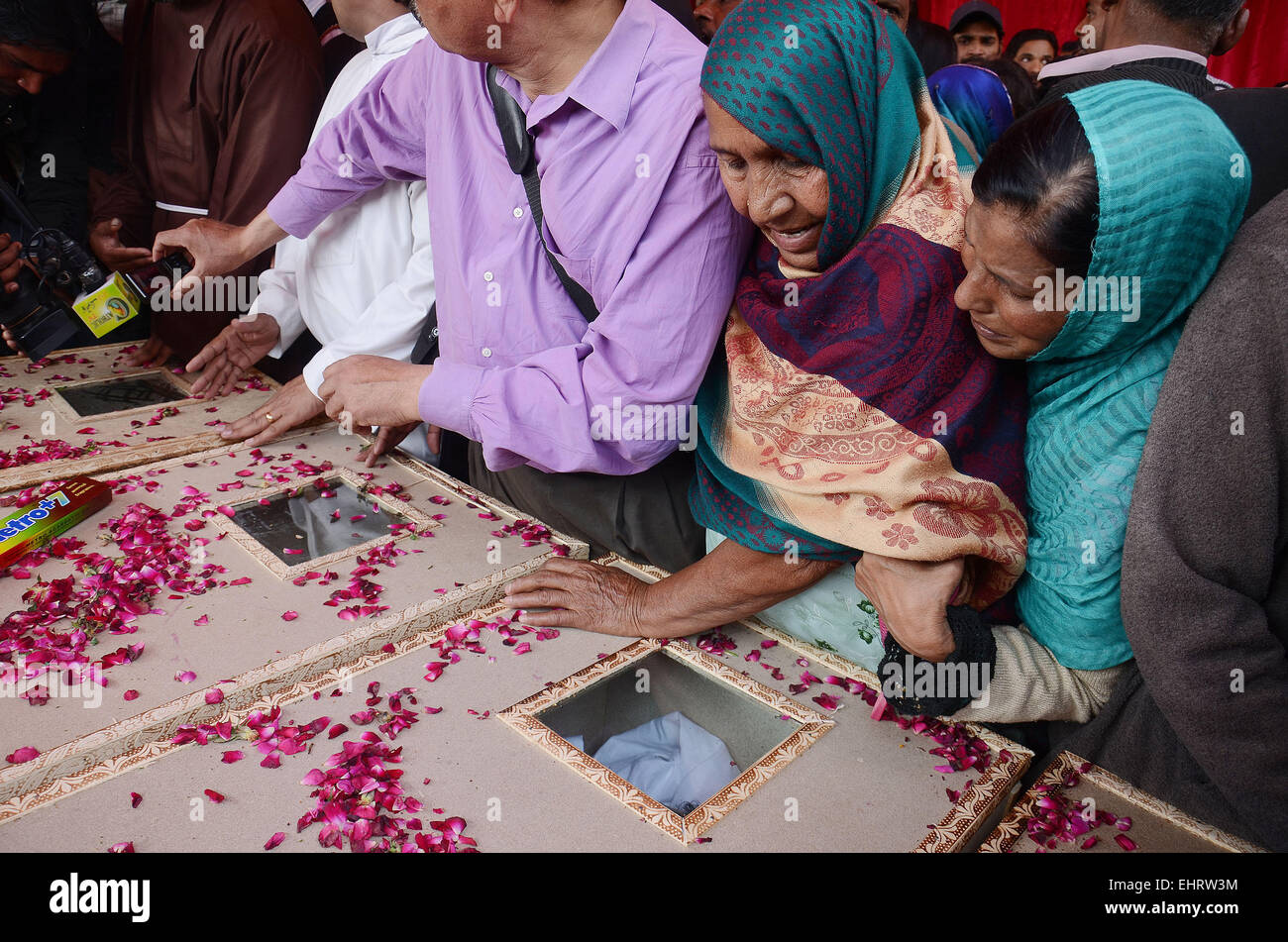 Pakistani Christian community carry the coffin of a victim during a ...