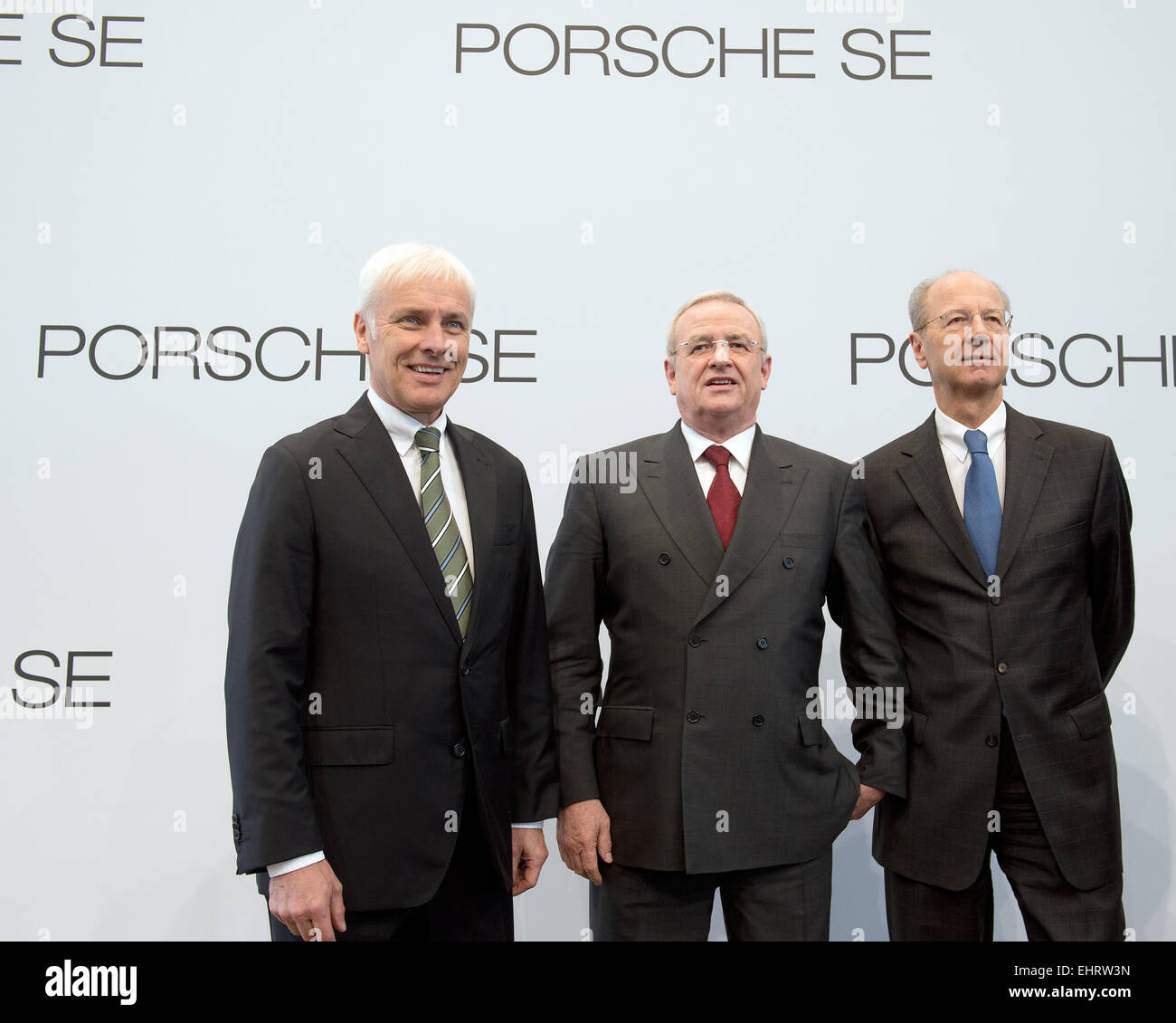 The CEO of Porsche SE, Martin Winterkorn (C), the CFO of Porsche SE ...