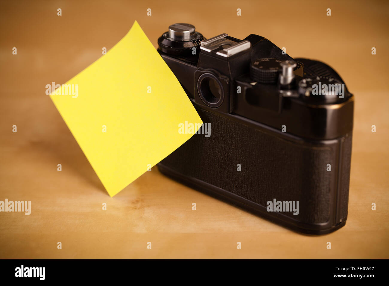 Empty post-it note sticked on photo camera Stock Photo - Alamy