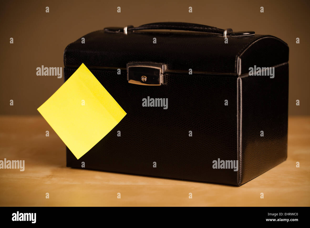 Empty post-it note sticked on jewelry box Stock Photo - Alamy