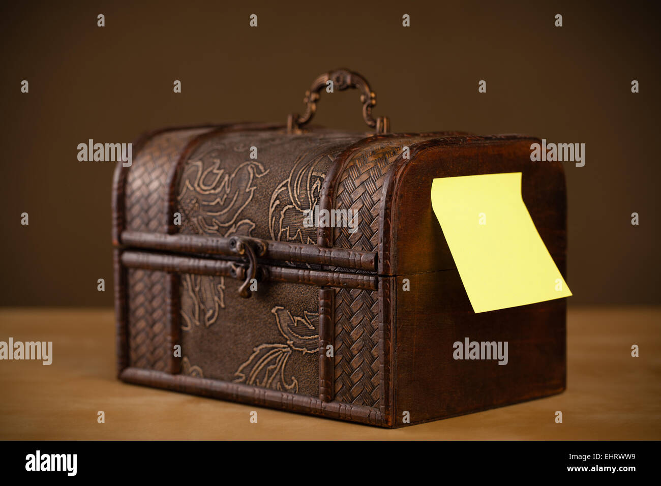 Empty post-it note sticked on jewelry box Stock Photo - Alamy