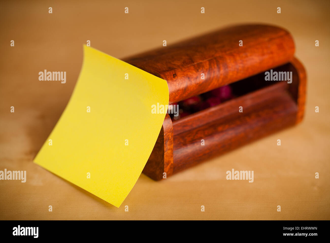 Empty post-it note sticked on jewelry box Stock Photo - Alamy