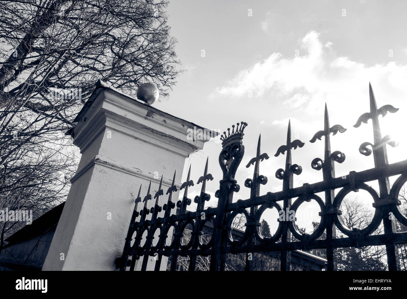 Mansion security gate hi-res stock photography and images - Alamy