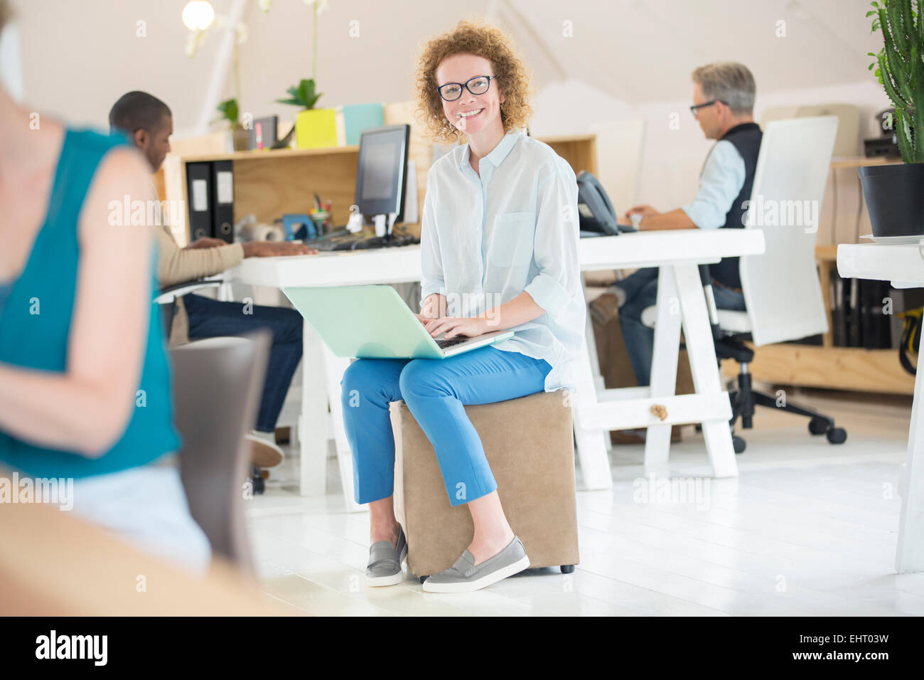 Woman men looking laptop hi-res stock photography and images - Alamy