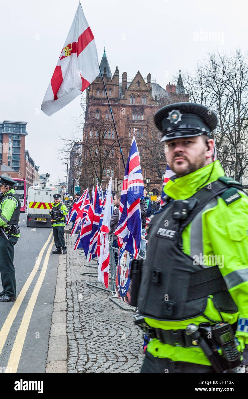Rival groups of republicans draped in Irish Tricolors and Unionists ...