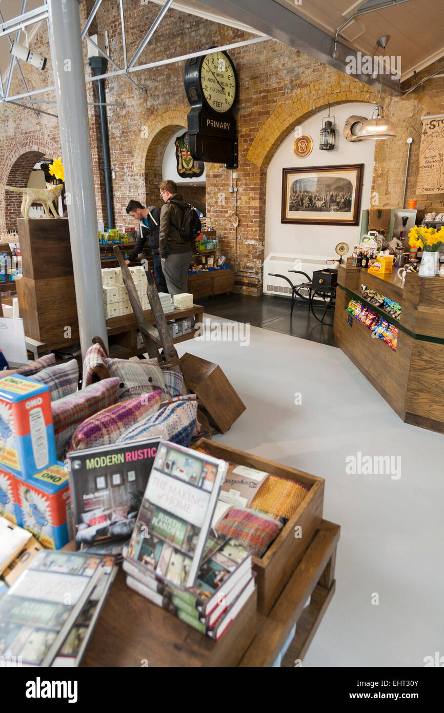 Gift shop for tourist / tourists visiting / visitors to the London ...