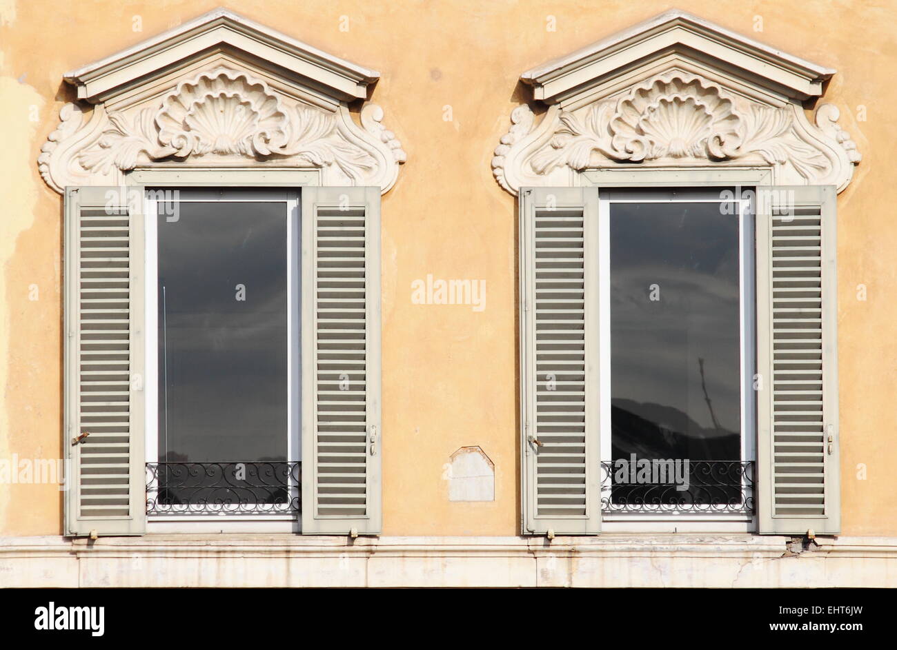 Typical renaissance windows in Rome, Italy Stock Photo - Alamy