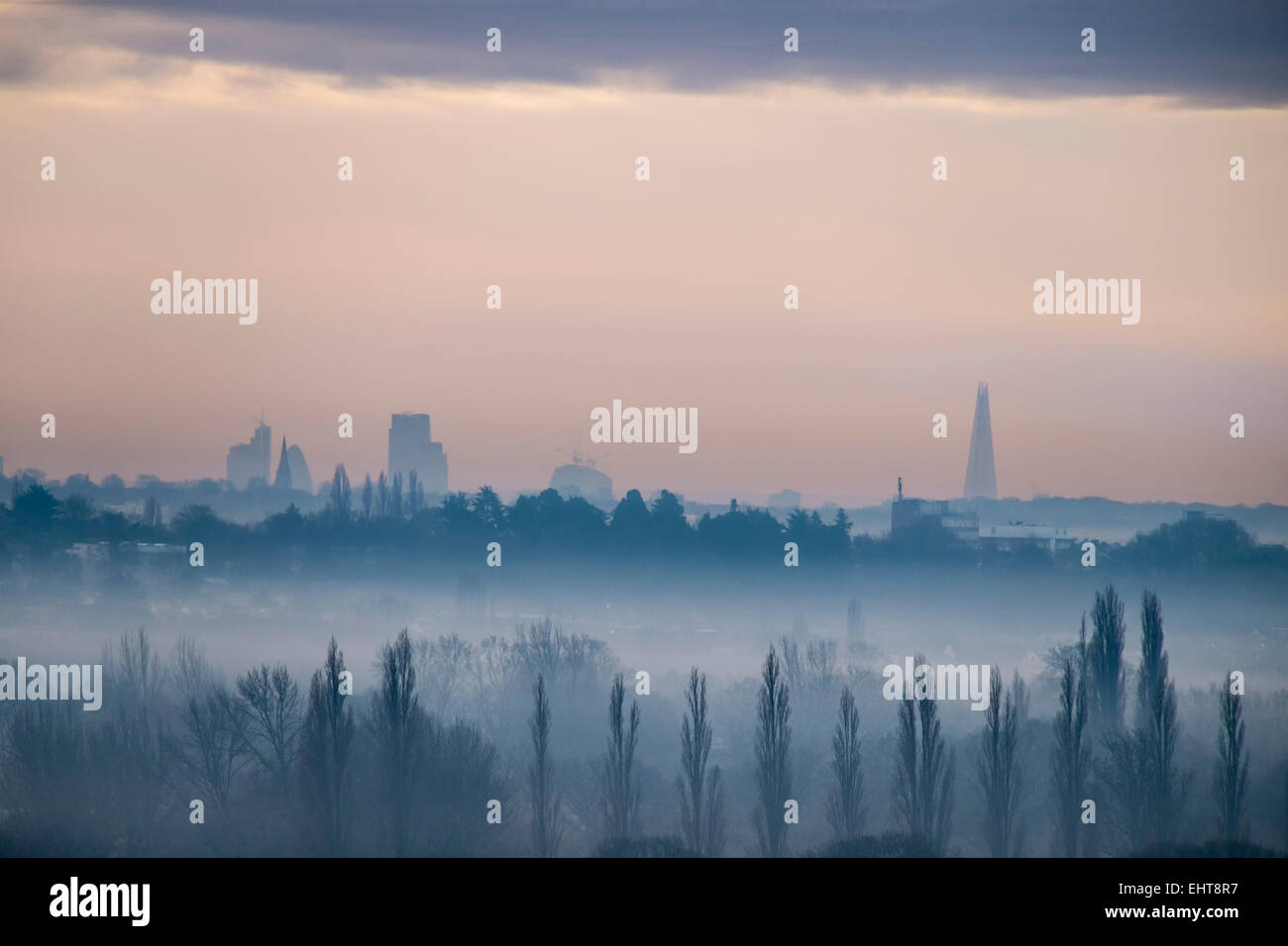 Misty morning in london hi-res stock photography and images - Alamy