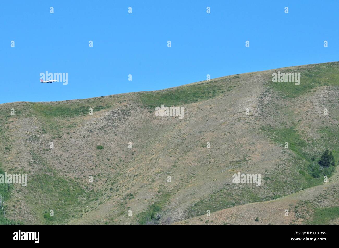 Airplane plane flying over near hi-res stock photography and images - Alamy