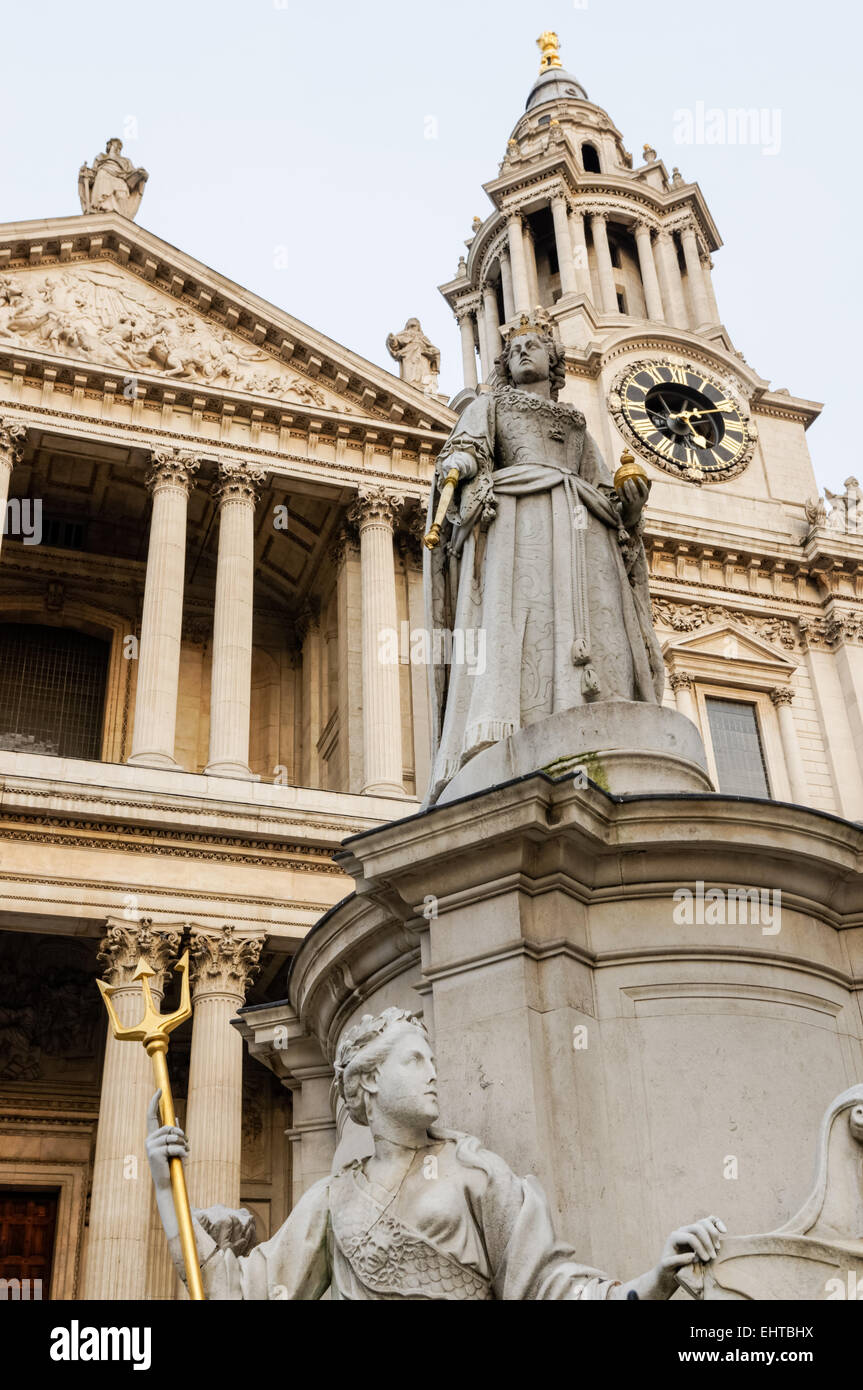 Queen Anne Statue in front of St Paul's Cathedral, London England ...
