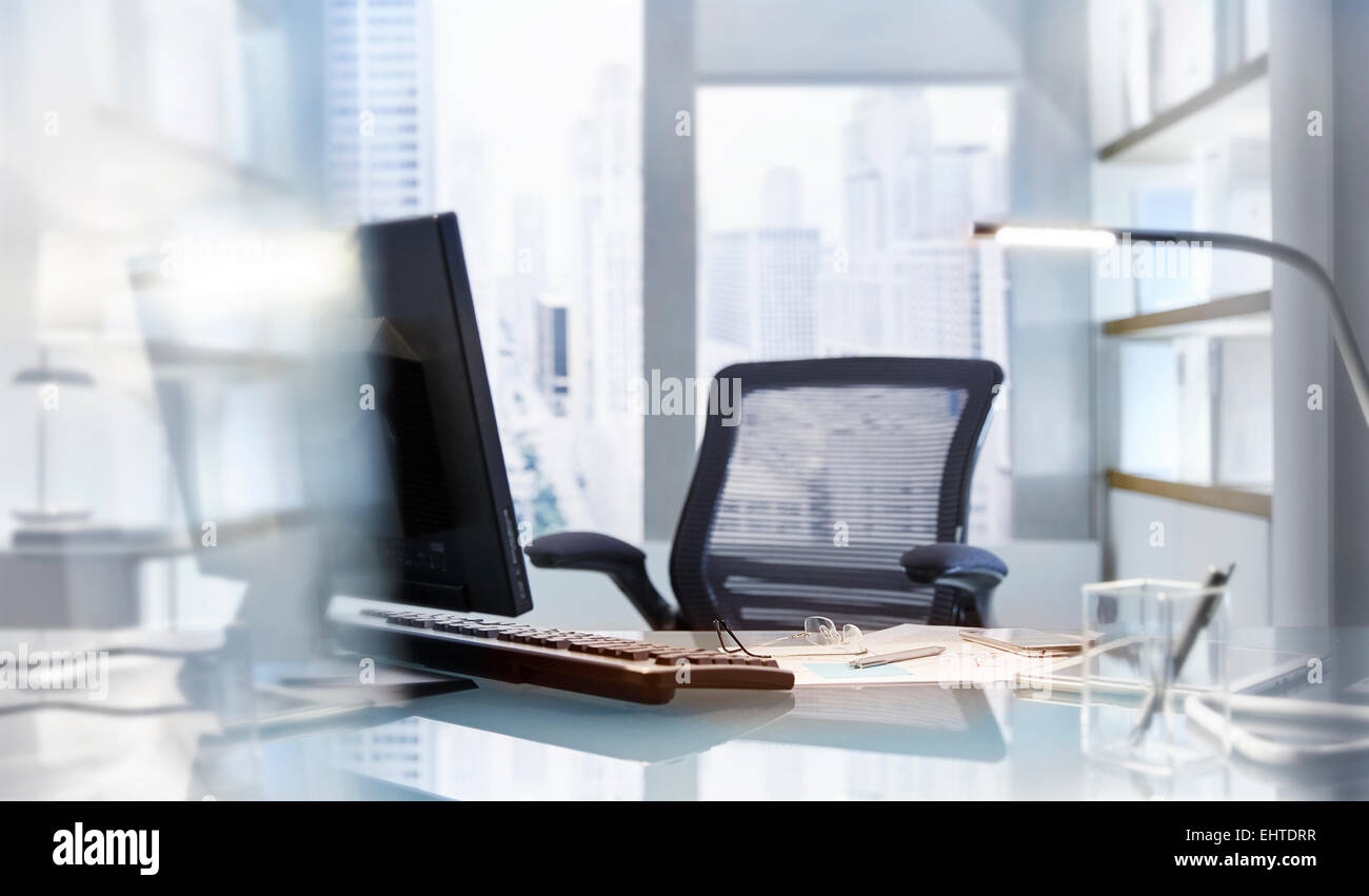 Empty office desk hi-res stock photography and images - Alamy