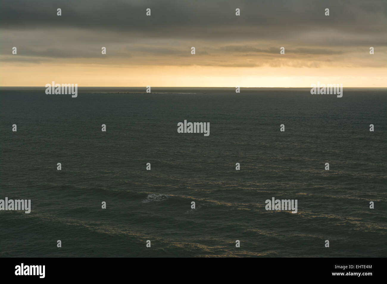 Sea horizon wave hi-res stock photography and images - Alamy