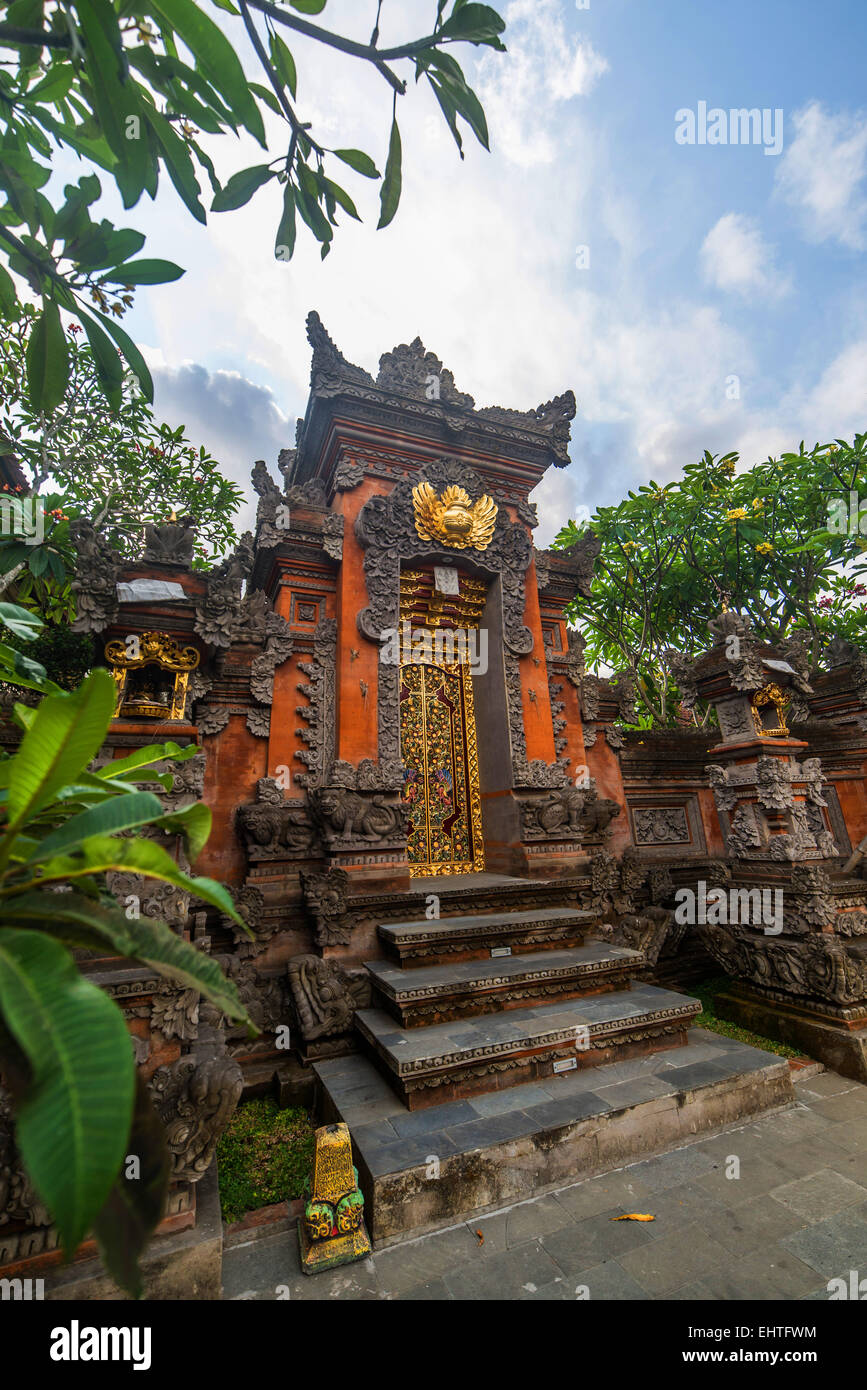 Temple gate sculpture hi-res stock photography and images - Alamy