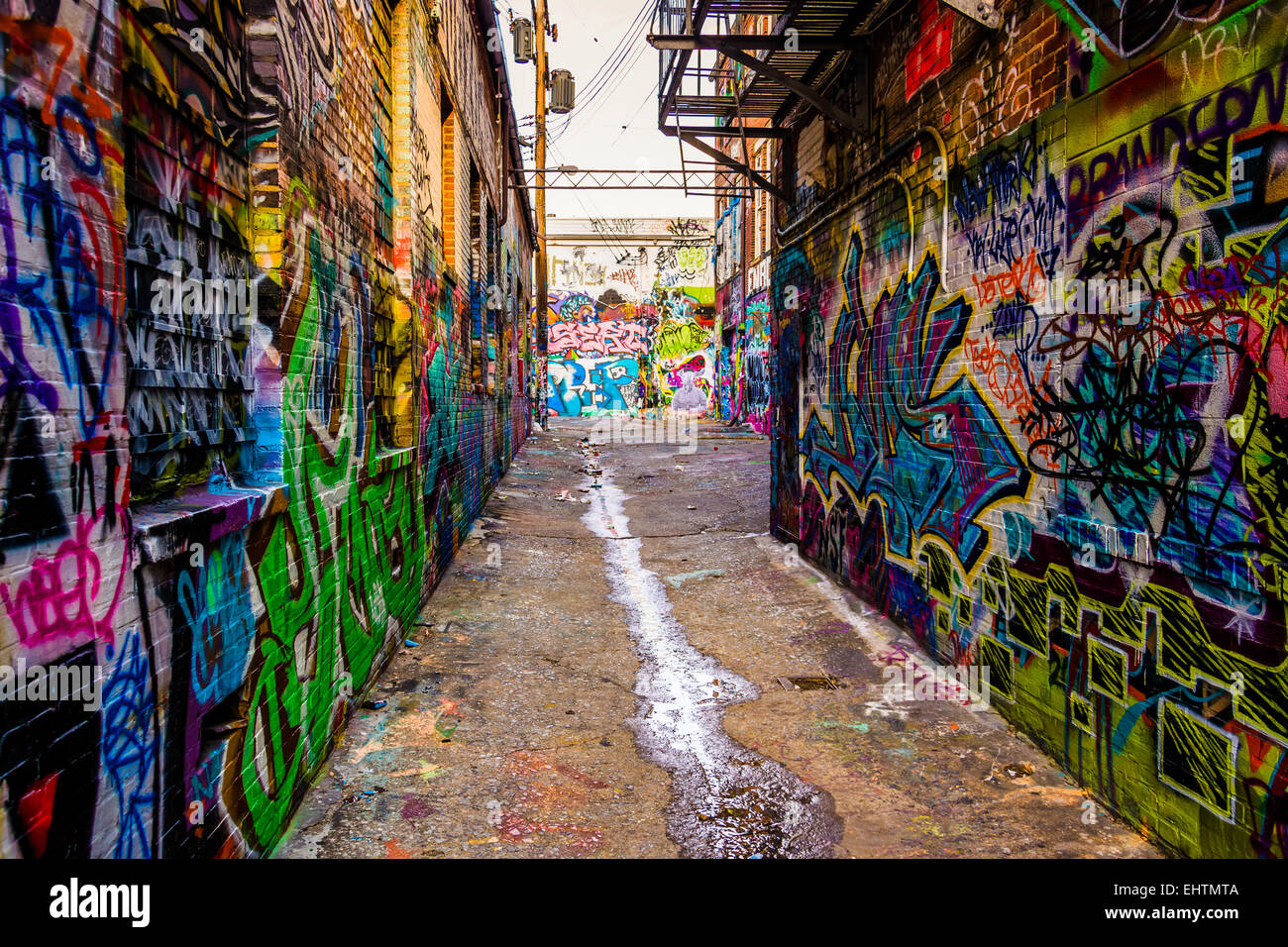 Graffiti alley street in baltimore hi-res stock photography and images ...
