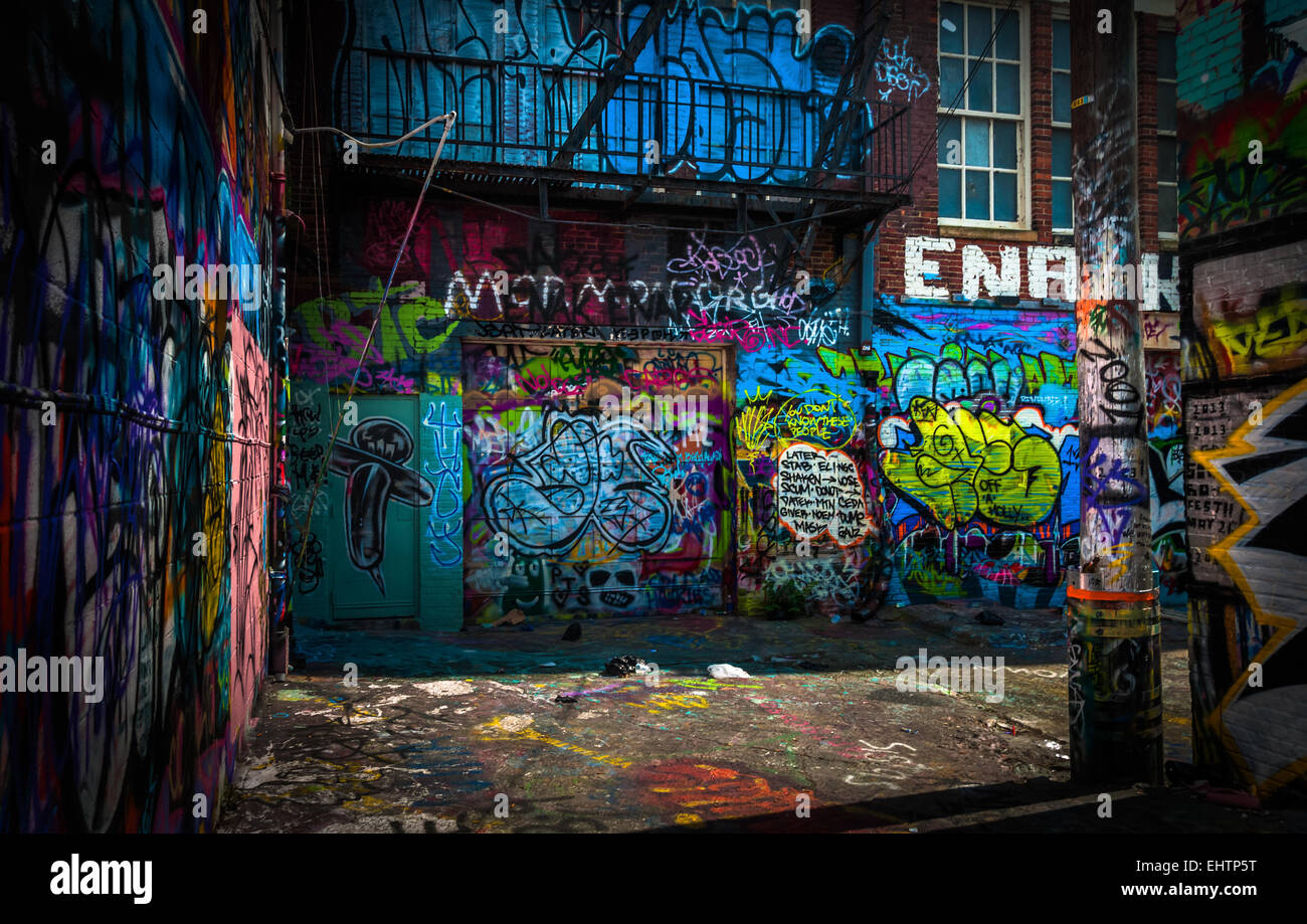 Dark alleyway graffiti hi-res stock photography and images - Alamy