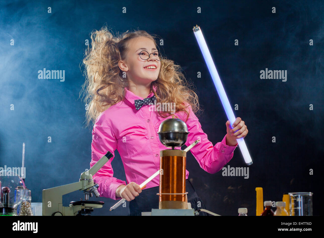Girl in lab hi-res stock photography and images - Alamy