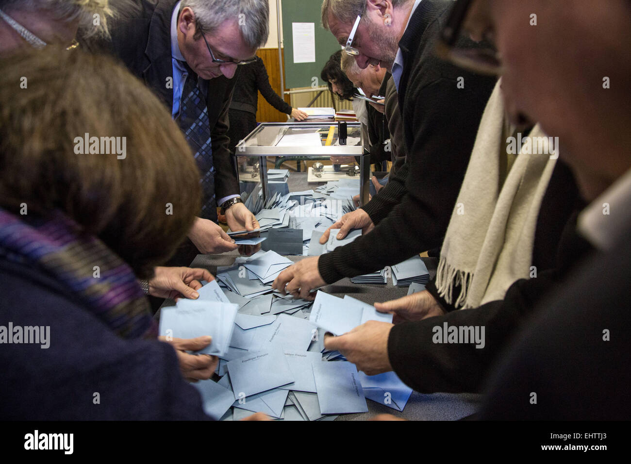 Voting elections booth hi-res stock photography and images - Alamy