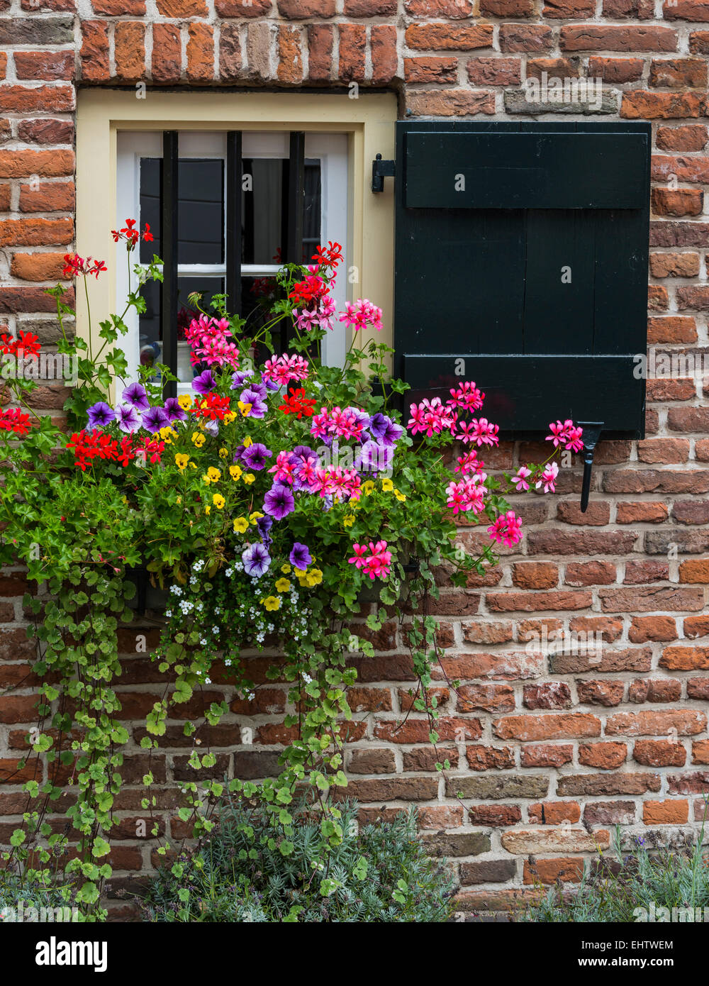 Window old house ancient hi-res stock photography and images - Alamy