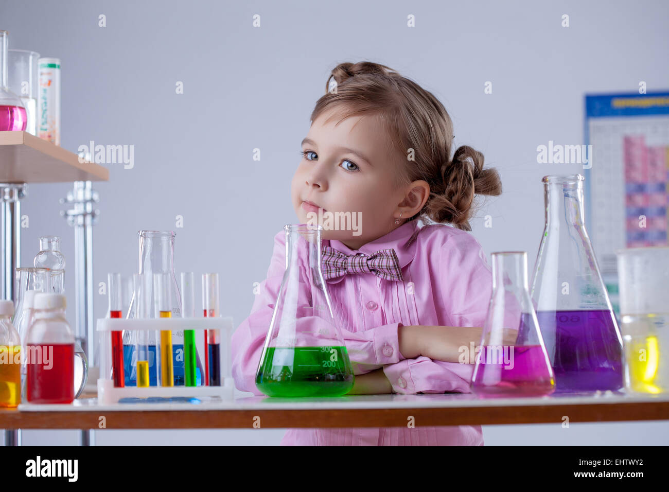 Girl in science class hi-res stock photography and images - Alamy