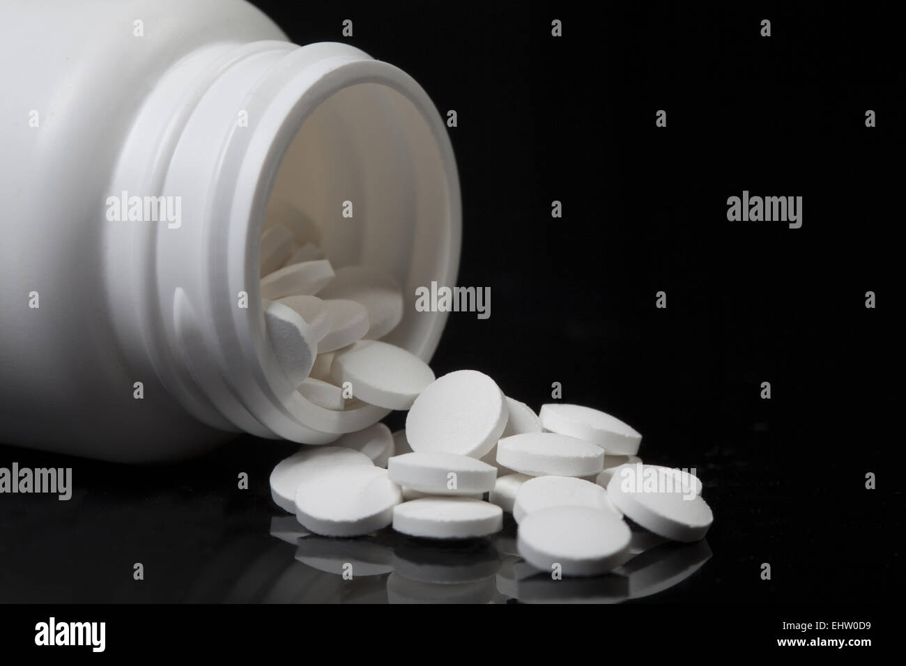 Open drug bottle hi-res stock photography and images - Alamy
