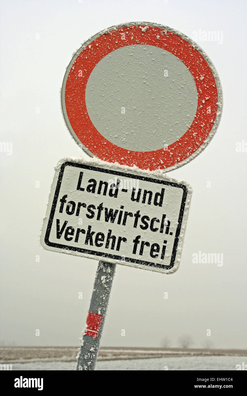 Verkehrszeichen winter hi-res stock photography and images - Alamy