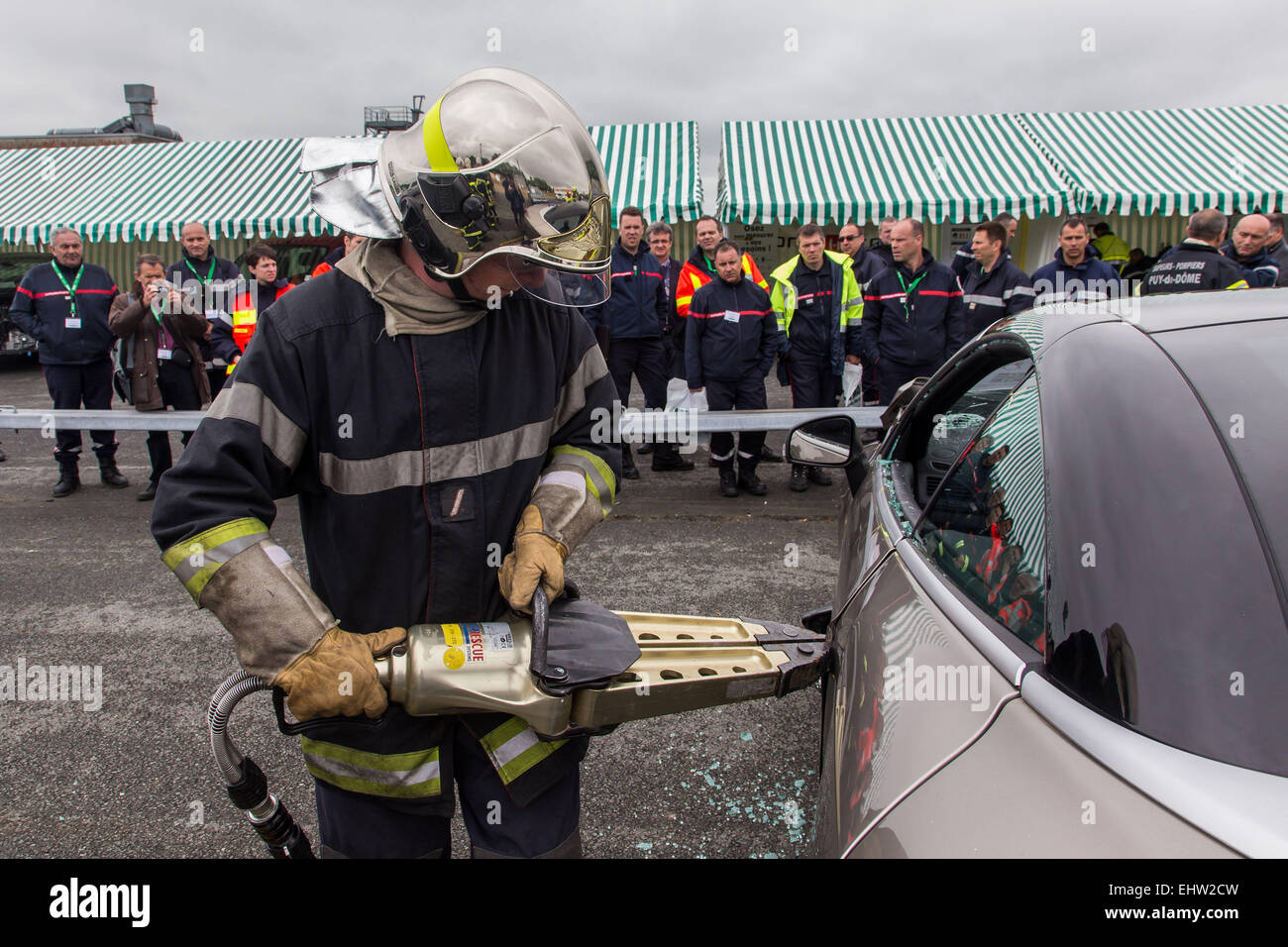 FIREFIGHTER TRAINING IN EXTRICATION Stock Photo - Alamy