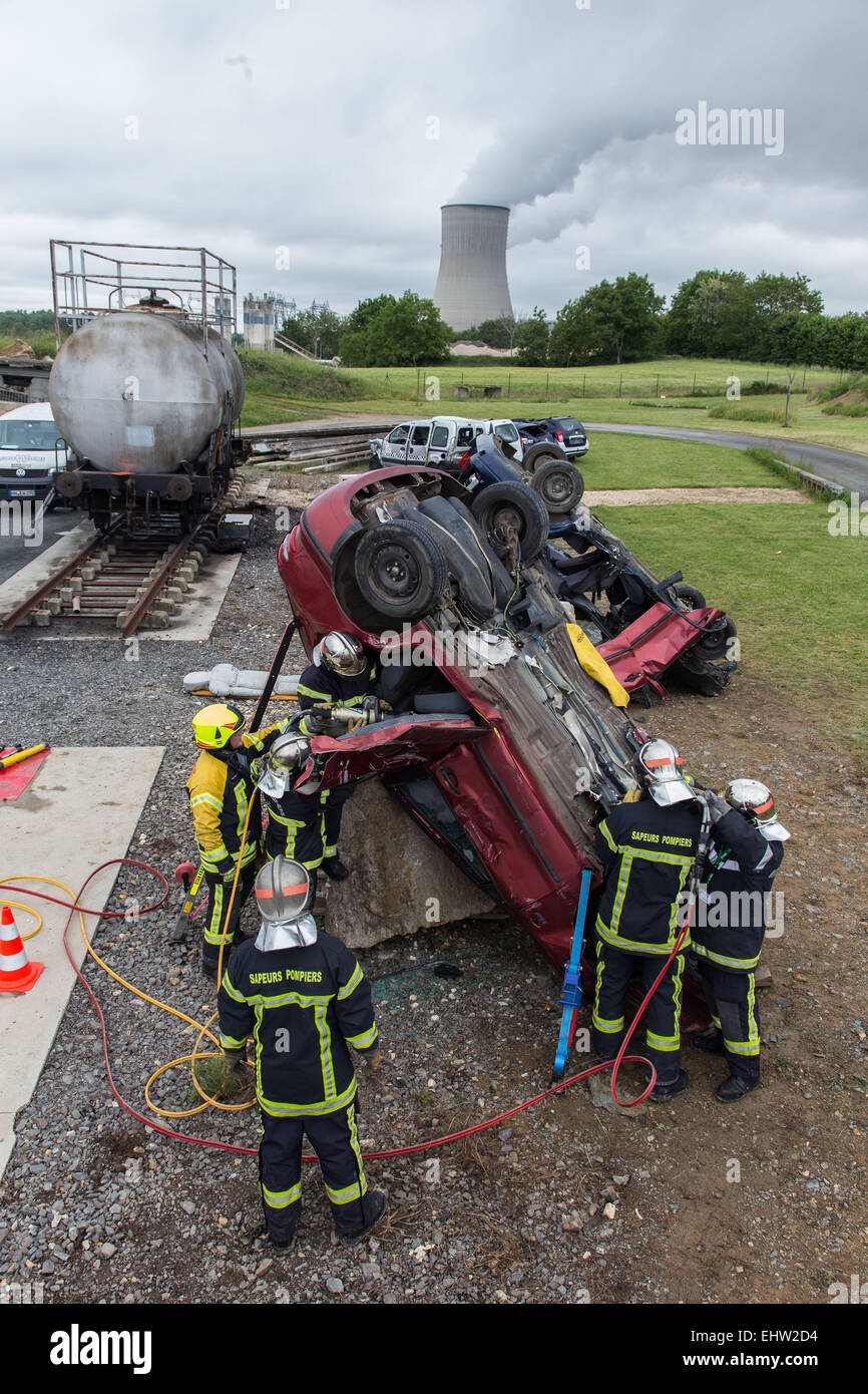 FIREFIGHTER TRAINING IN EXTRICATION Stock Photo - Alamy