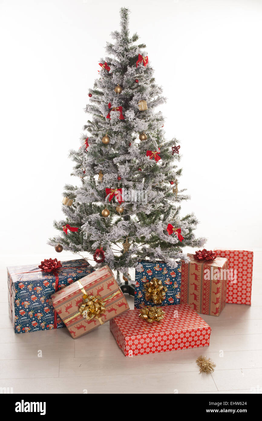 Wrapped christmas tree hi-res stock photography and images - Alamy
