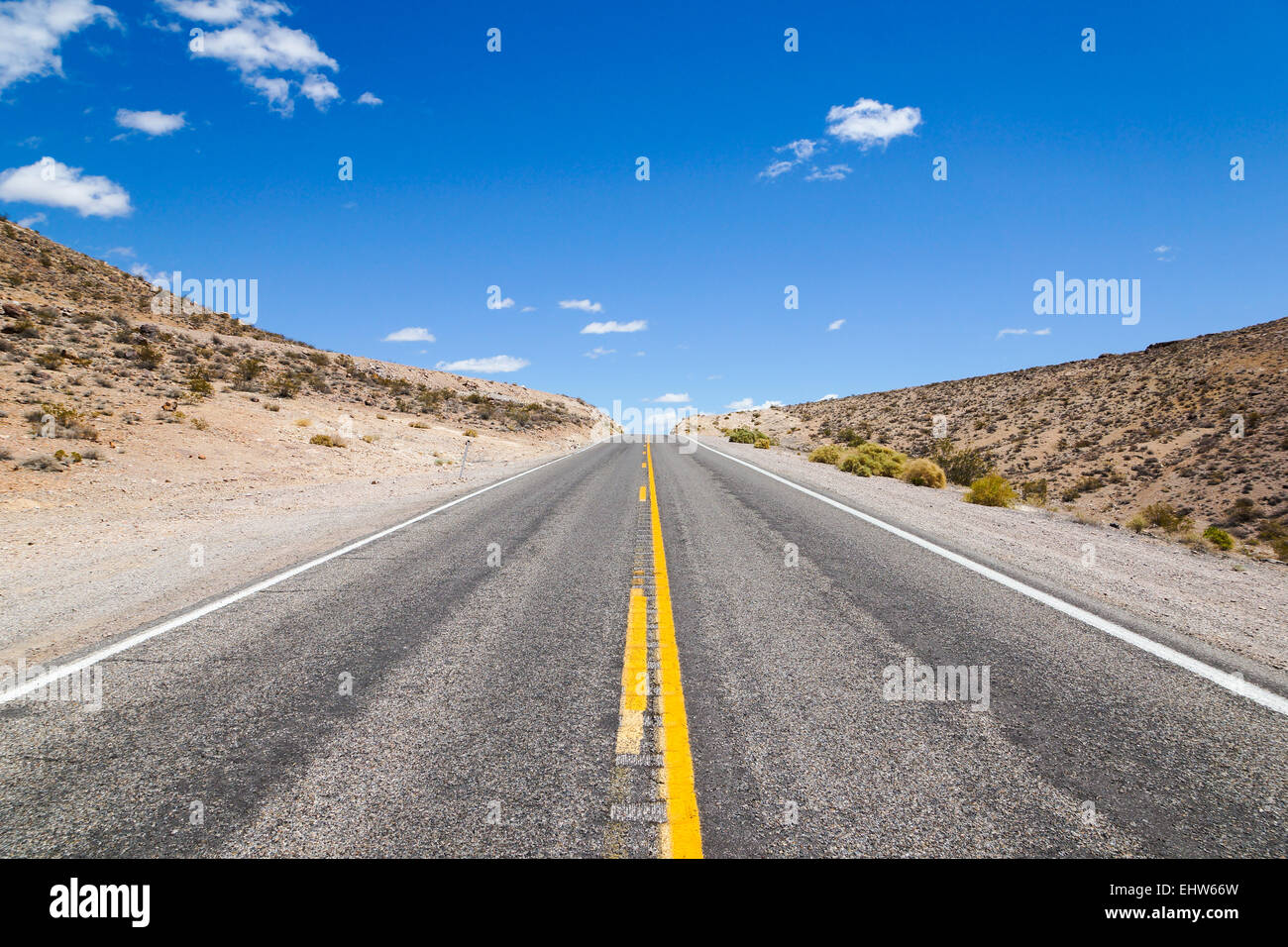 Desert highway hi-res stock photography and images - Alamy