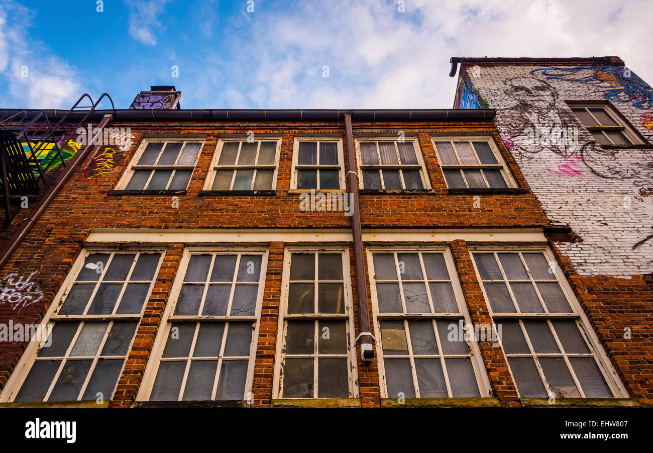 Alley graffiti windows hi-res stock photography and images - Alamy
