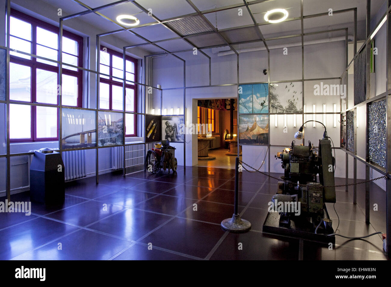 Wire museum hi-res stock photography and images - Alamy