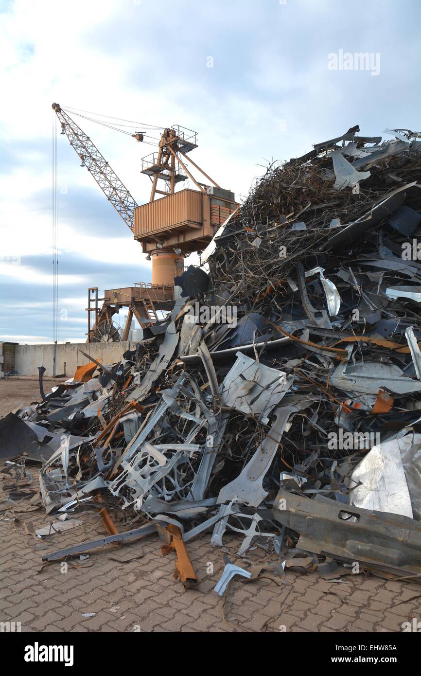 Unloading scrap metal hi-res stock photography and images - Alamy